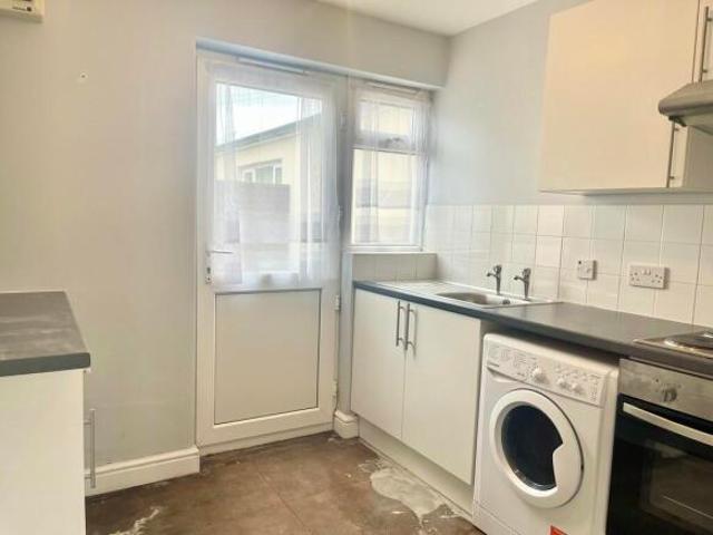 2 bedroom ground floor flat for rent in Grenville Avenue, Exeter, EX4