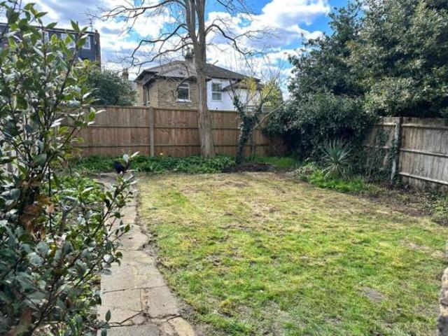 2 bedroom ground floor flat for rent in Essex Park, London, N3