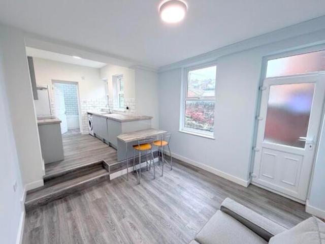 2 bedroom ground floor flat for rent in Flat 1, 356 Crookesmoor Road, Sheffield, S10