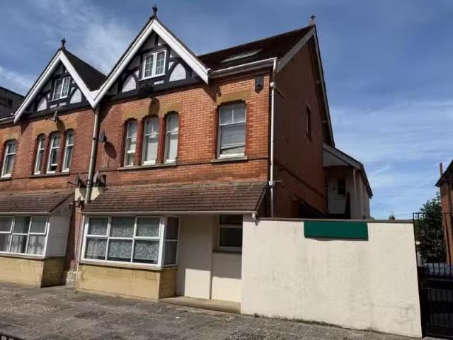2 bedroom ground floor flat for rent in Hendford Grove, Yeovil.