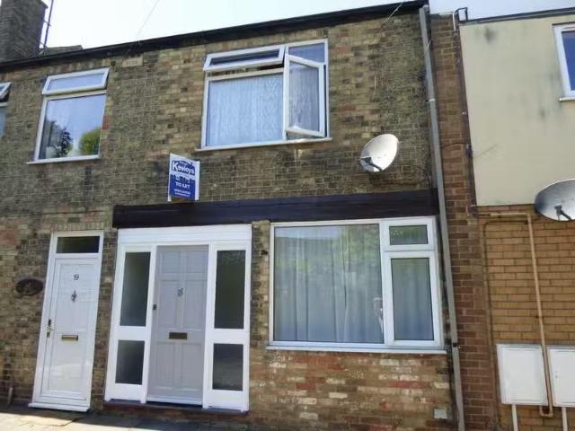 2 bedroom ground floor flat for rent in Hitches Street, Little.