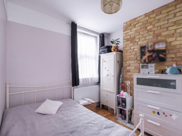 2 bedroom ground floor flat for rent in High Road Leytonstone, London, E11