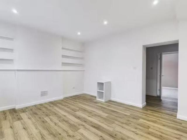2 bedroom ground floor flat for rent in High Street, Brighton.