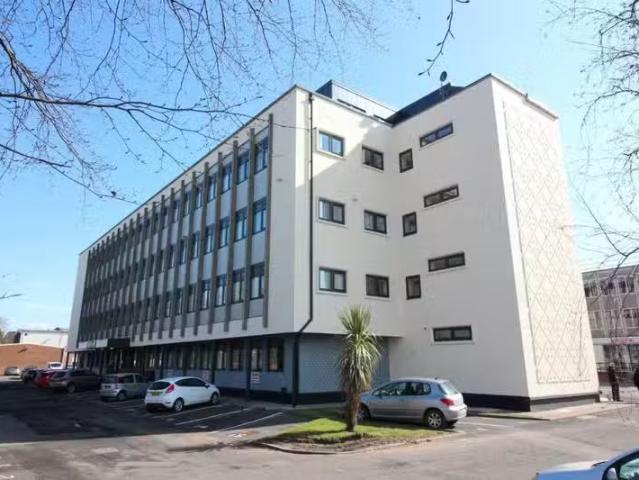 2 bedroom ground floor flat for rent in High Street, Kingswinf.