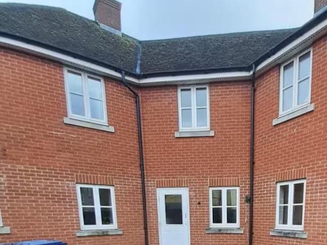 2 bedroom ground floor flat for rent in Intermediate Rent Swee.