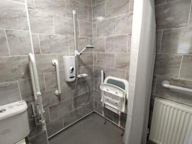 2 bedroom ground floor flat for rent in Oak Road, Morley, Leeds, LS27
