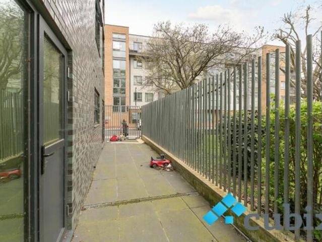 2 bedroom ground floor flat for rent in Lowth Road, London, SE5