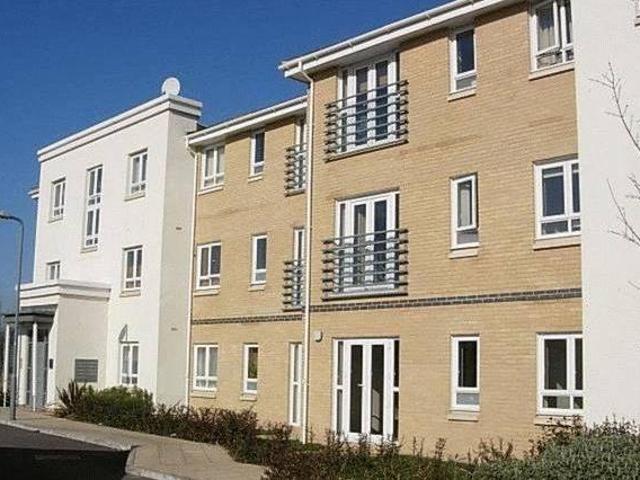 2 bedroom ground floor flat for rent in Langley Ideal M4 JT 5 2 bed 2 bath SL3