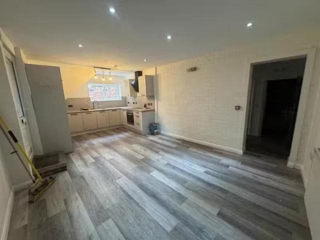 2 bedroom ground floor flat for rent in Little Church Street.