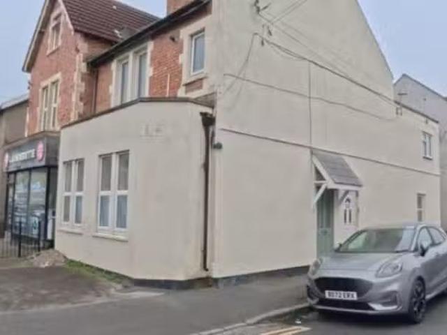 2 bedroom ground floor flat for rent in Moorland Road, Weston.