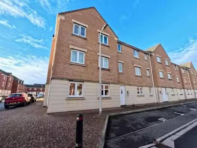 2 bedroom ground floor flat for rent in Macfarlane Chase, West.