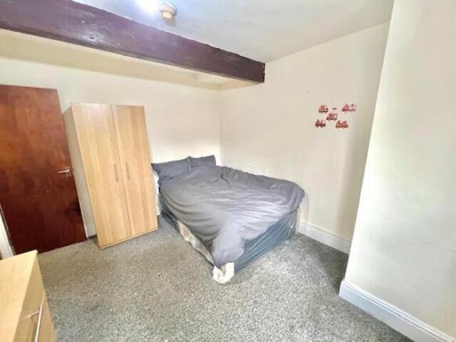 2 bedroom ground floor flat for rent in Midland Passage, Hyde Park, Leeds, LS6