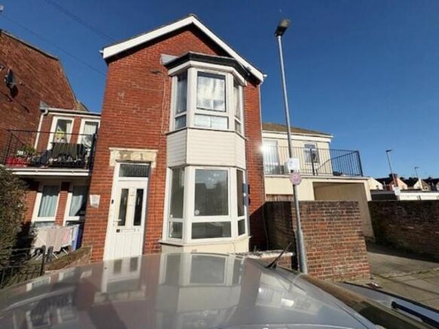 2 bedroom ground floor flat for rent in South Road, Fratton, PO1