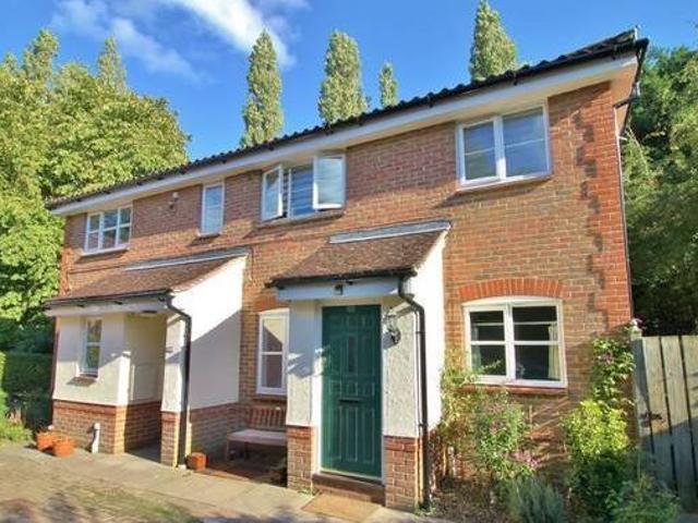 2 bedroom ground floor flat for rent in School House Gardens IG10