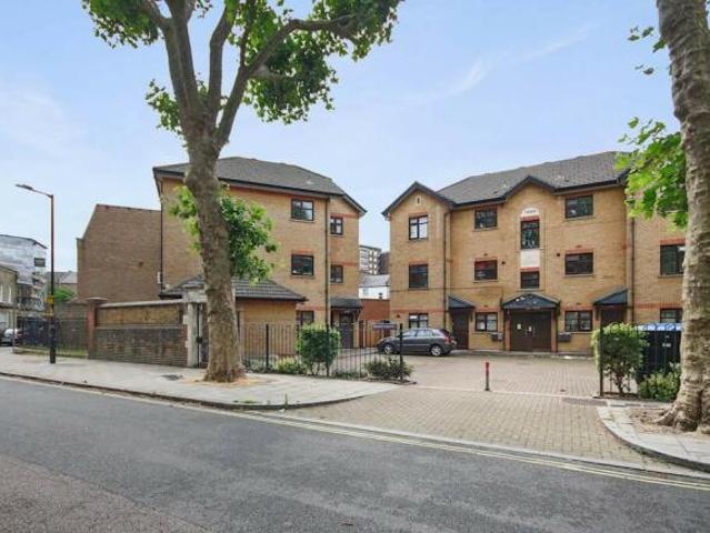 2 bedroom ground floor flat for rent in Searles Road, London, SE1