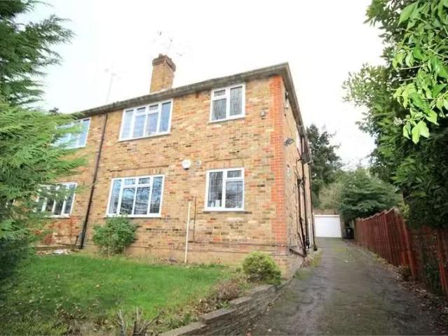 2 bedroom ground floor flat for rent in Silsden Crescent, Lond.