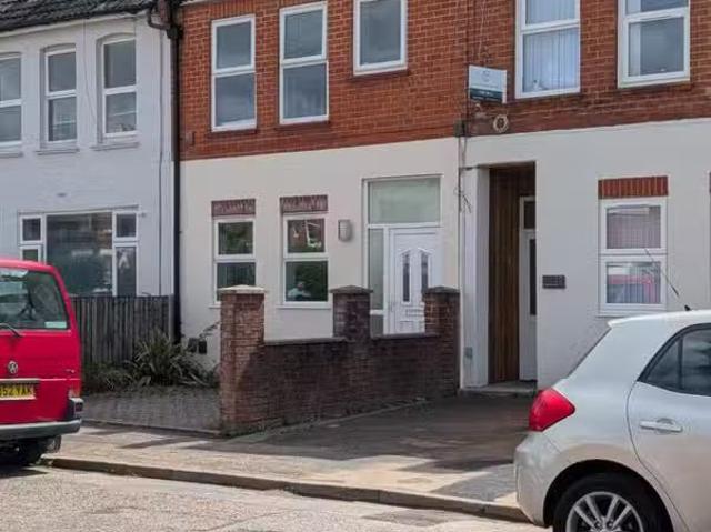 2 bedroom ground floor flat for rent in St Leonard's Road, Bou.