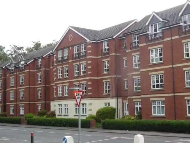 2 bedroom ground floor flat for rent in St. Peters Close, Brom.