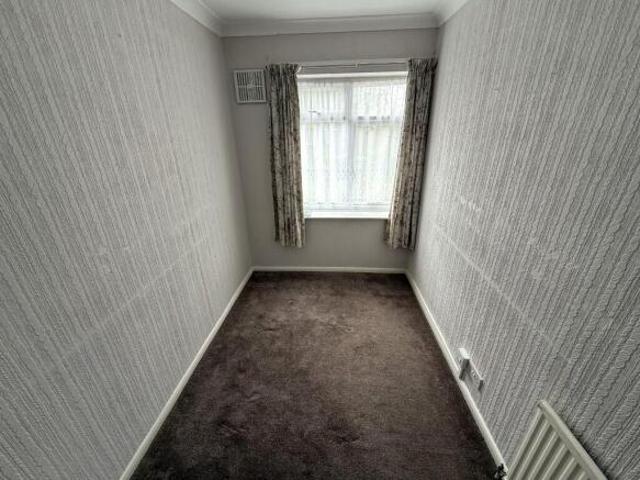 2 bedroom ground floor flat for rent in Petworth Close, Northolt, Middlesex, UB5
