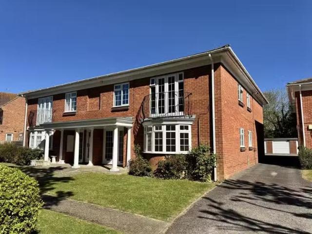 2 bedroom ground floor flat for rent in Rogate Road, Worthing.