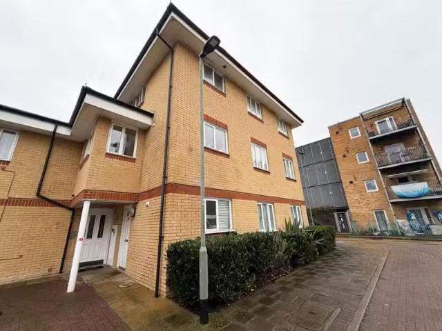 2 bedroom ground floor flat for rent in Ronnie Lane, London, E12