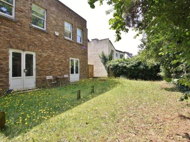 2 bedroom ground floor flat for rent in Woodlands Road, Isleworth, TW7