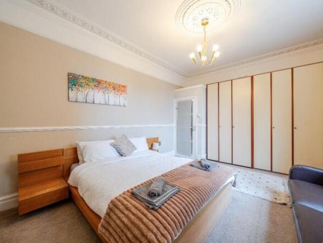 2 bedroom ground floor flat for rent in Woodside, London, SW19