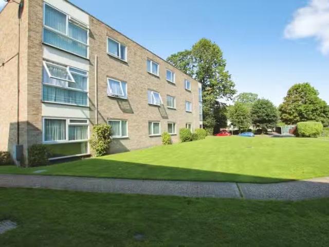 2 bedroom ground floor flat for rent in Warham Road, Croydon.