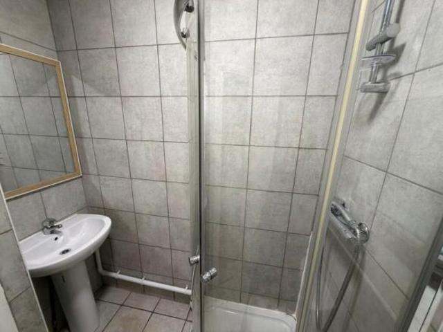2 bedroom ground floor flat for rent in Warren Road, London, E10