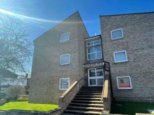 2 bedroom ground floor flat for rent in Warwick Road Barnet North London EN5