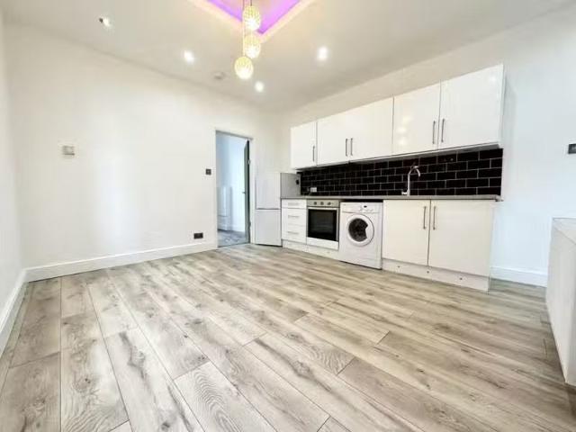 2 bedroom ground floor flat for rent in Wimborne Road, Bournem.
