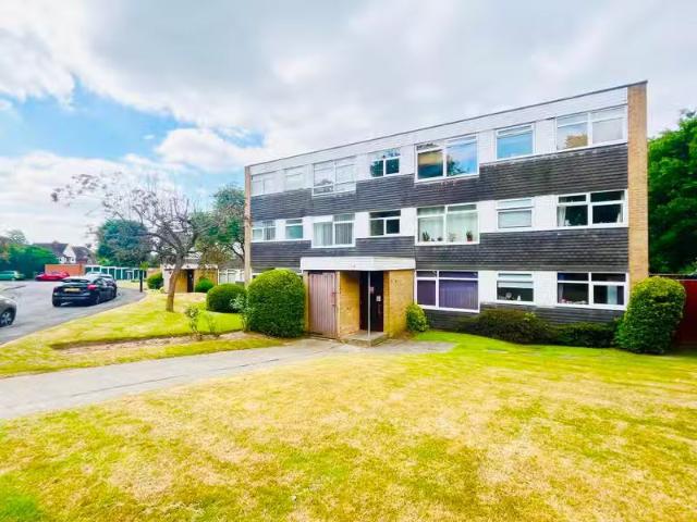 2 bedroom ground floor flat for rent in Trident Close, Sutton.
