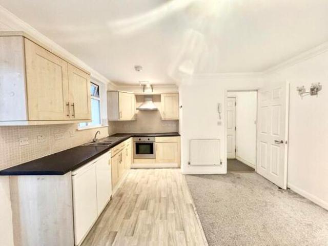 2 bedroom ground floor flat for rent in Victoria Road North, Southsea, PO5