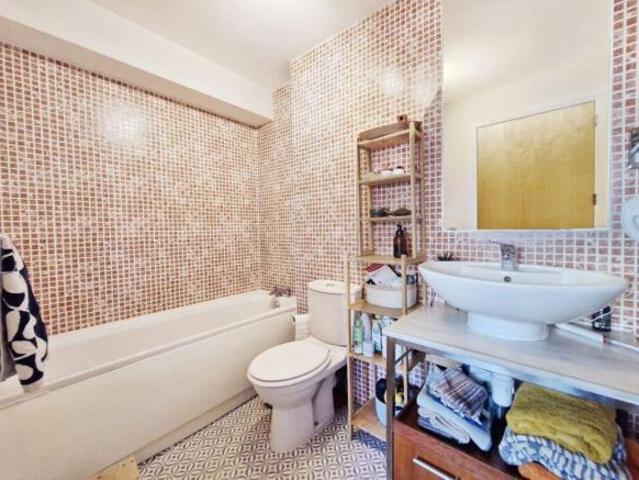 2 bedroom ground floor flat for sale in 2/1 Albion Gardens, Edinburgh, EH7 5QF, EH7