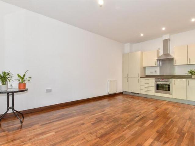2 bedroom ground floor flat for sale in Cornhill Place, Maidstone, Kent, ME15
