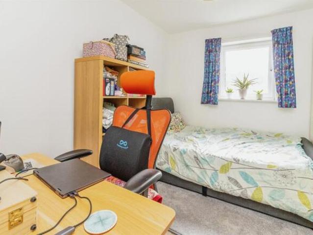 2 bedroom ground floor flat for sale in Bowling Green Close, Bletchley, Milton Keynes, MK2