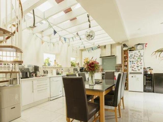 2 Bedroom Ground Floor Flat For Sale In Battersea