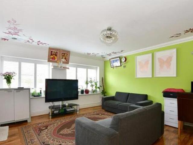 2 Bedroom Ground Floor Flat For Sale In Billingshurst