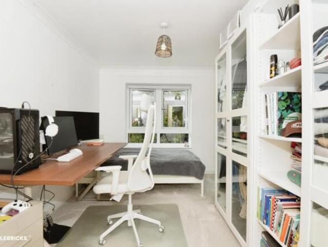 2 bedroom ground floor flat for sale in Buckingham Avenue, Slough, SL1