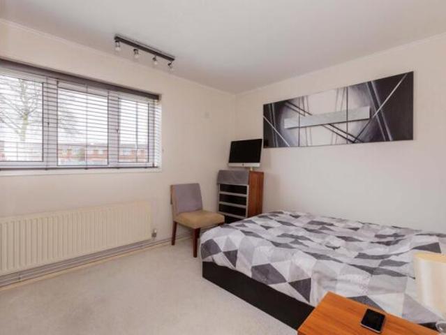 2 bedroom ground floor flat for sale in Grampian Way, Langley, SL3