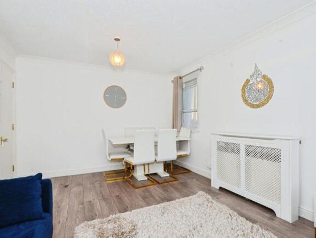 2 bedroom ground floor flat for sale in Granville Place, Pinner, HA5