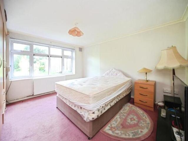 2 bedroom ground floor flat for sale in Eighth Avenue, Luton, LU3