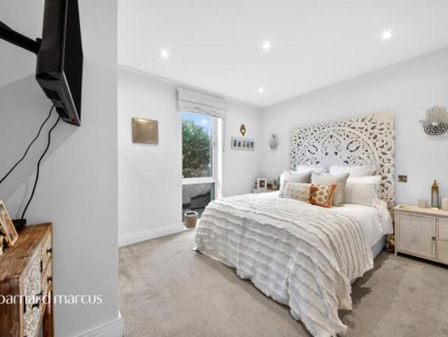 2 bedroom ground floor flat for sale in Friern Park, London, N12