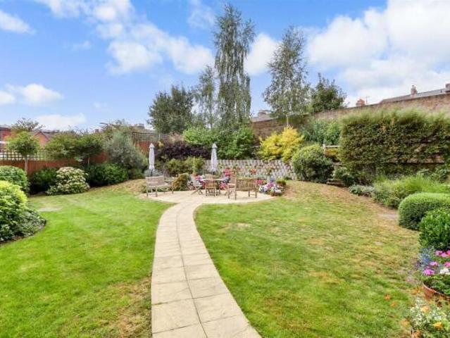 2 bedroom ground floor flat for sale in King Street, Maidstone, Kent, ME14