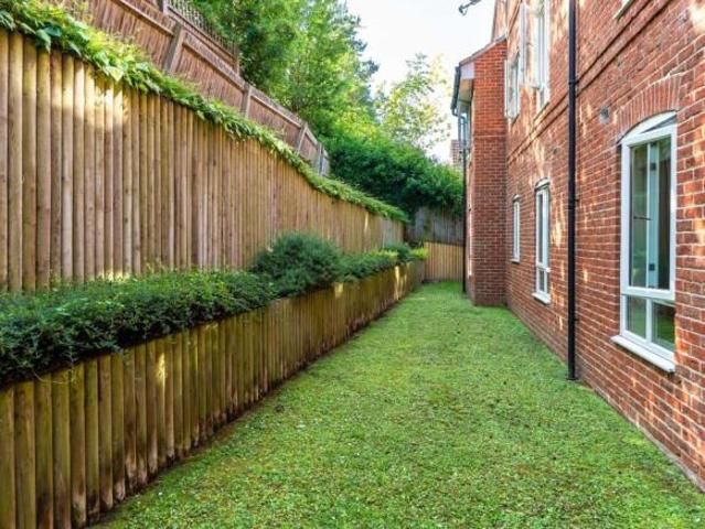 2 bedroom ground floor flat for sale in Hadow Road, Marston, OX3