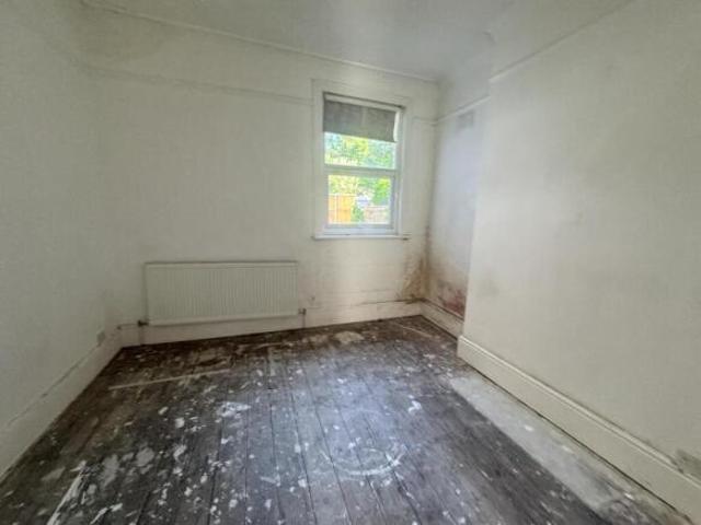 2 bedroom ground floor flat for sale in Hadleigh Road, Westcliff On Sea, SS0