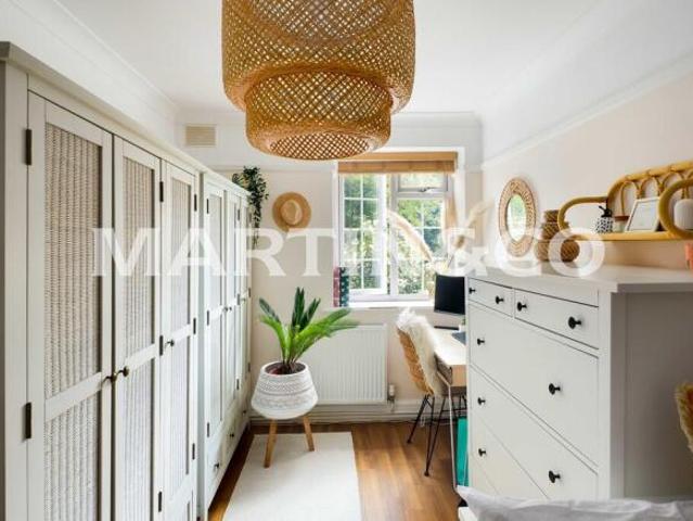 2 bedroom ground floor flat for sale in Headley Chase, CM14
