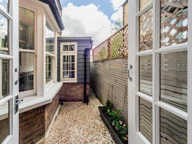 2 bedroom ground floor flat for sale in Moffat Road, London, N13