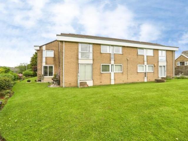 2 bedroom ground floor flat for sale in Moorfield Drive, Yeadon, Leeds, LS19