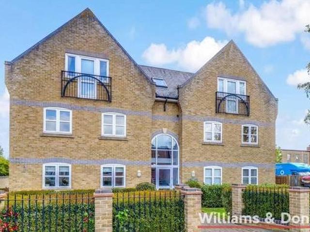 2 bedroom ground floor flat for sale in Meadow Road Hadleigh SS7